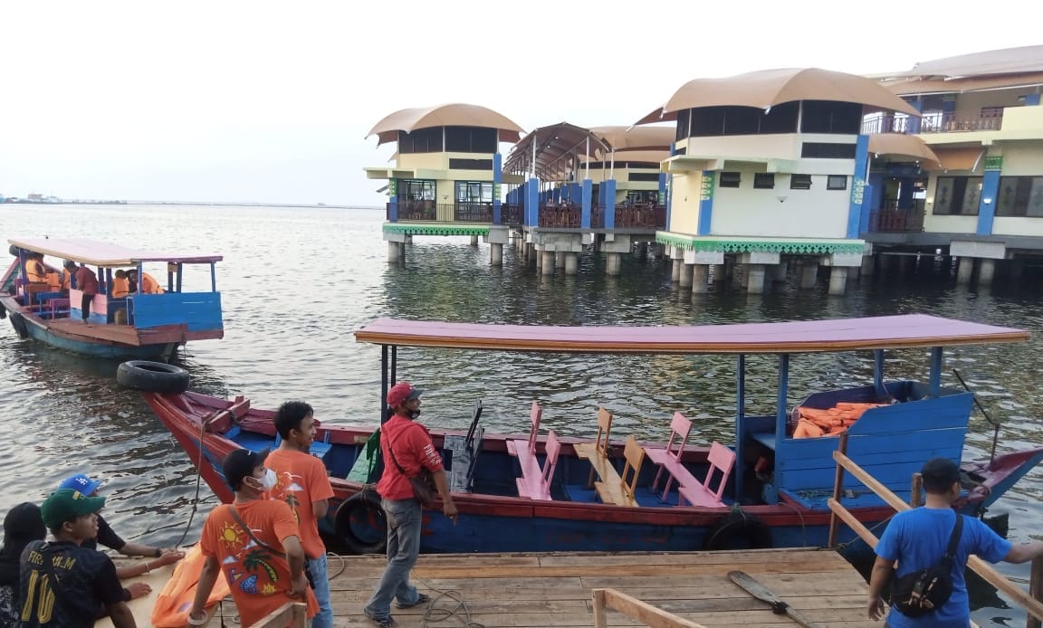 Restoran Apung Muara Angke: Kuliner Laut Nikmat Di Atas Gelombang ...